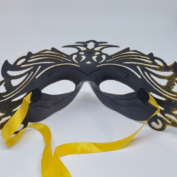 Masquerade | Accessories | Nwot Gold Glittered Masquerade Mask | Poshmark